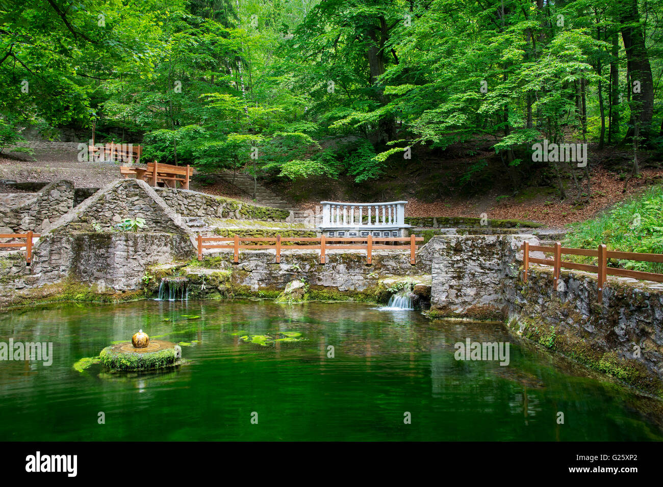Fountain under trees hi-res stock photography and images - Alamy