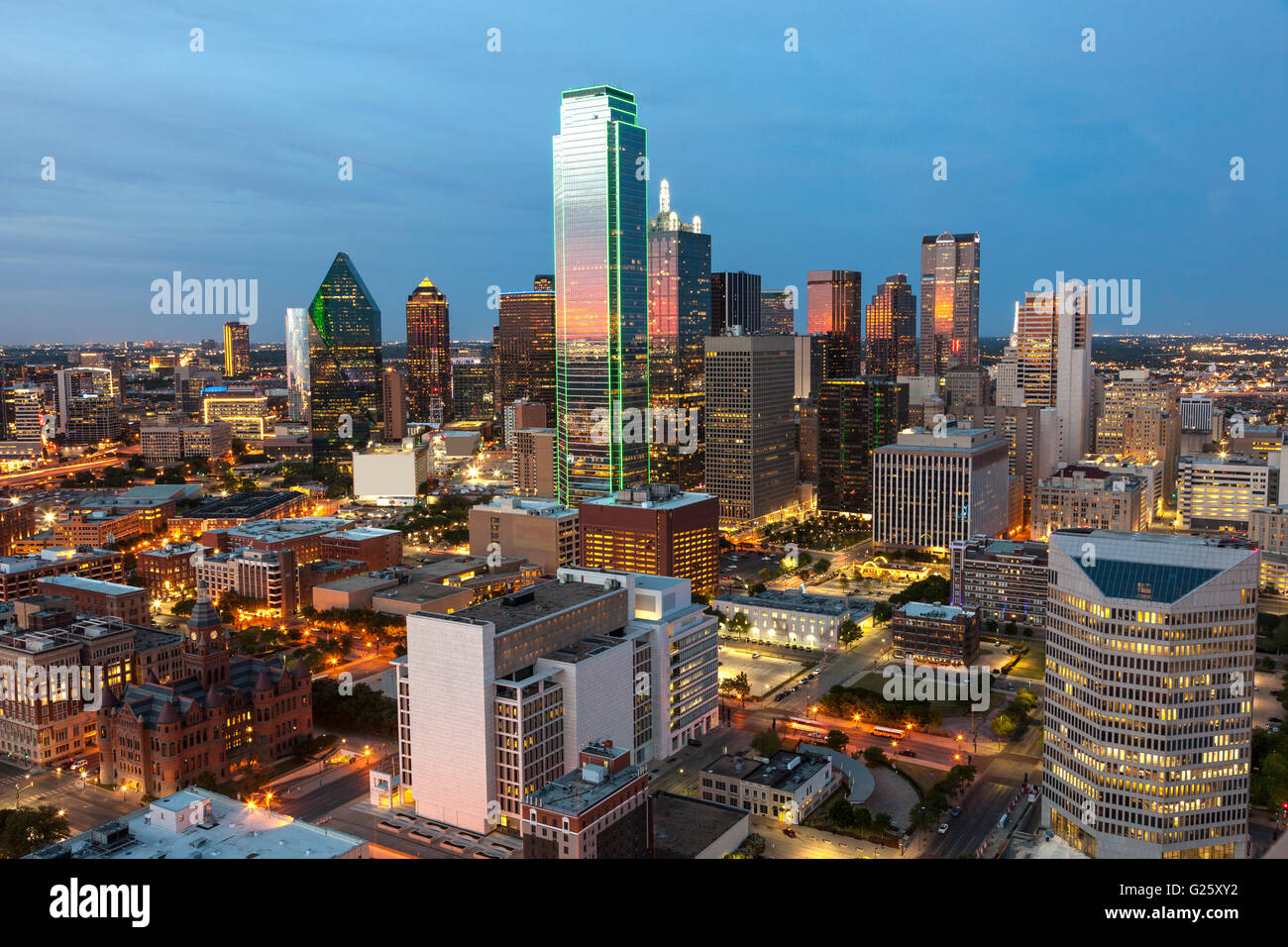 Dallas skyline at night hi-res stock photography and images - Alamy