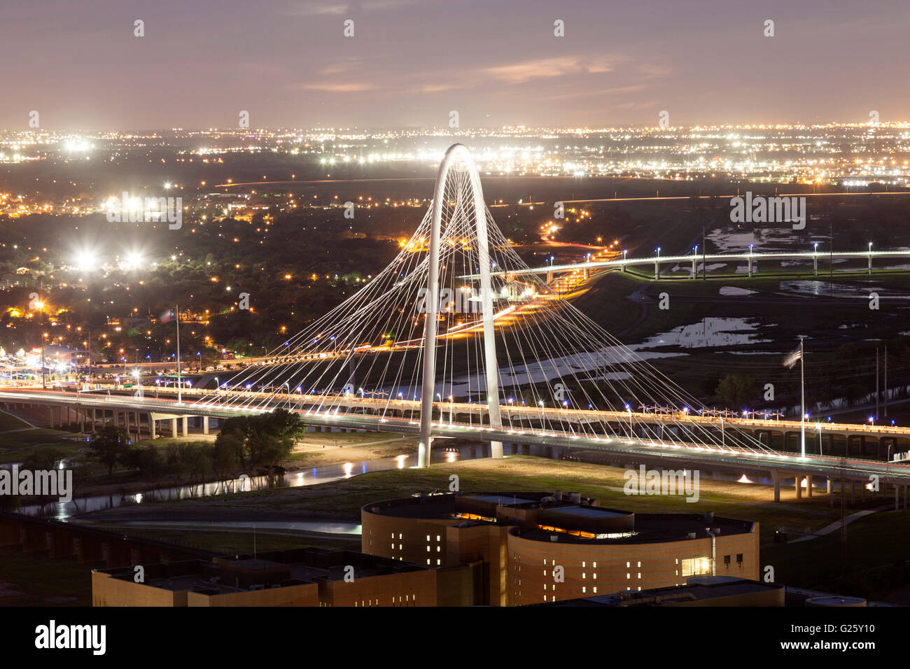 The Margaret Hunt Bridge in Dallas at night Stock Photo - Alamy