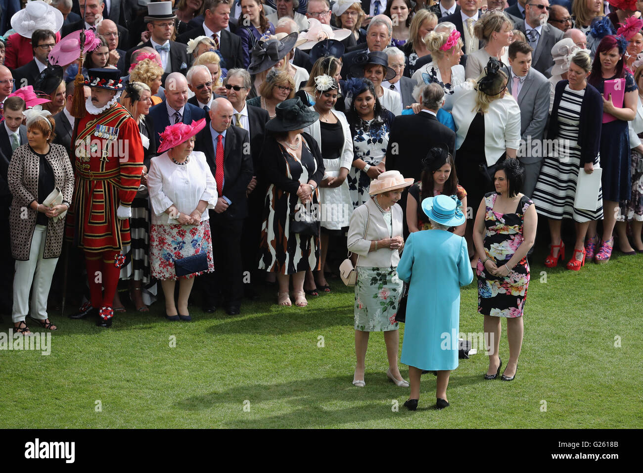Queen elizabeth ii talks guests garden party buckingham palace hi-res ...