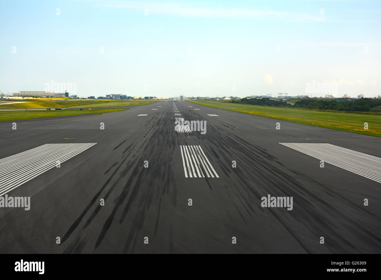Airport runway landing hi-res stock photography and images - Alamy