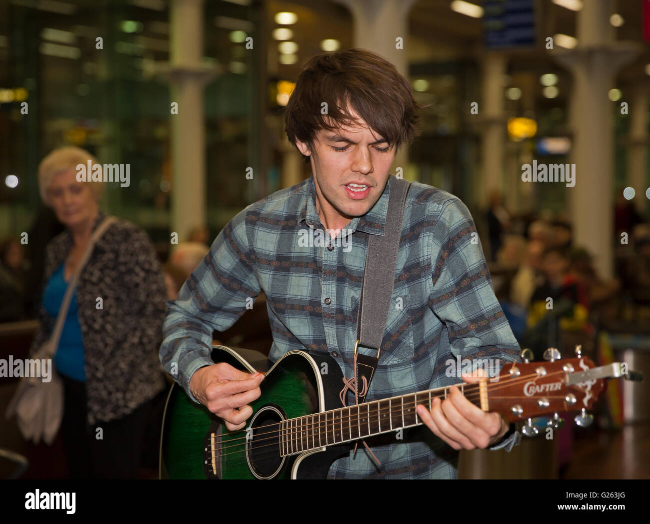St pancras international departure lounge hi-res stock photography and ...