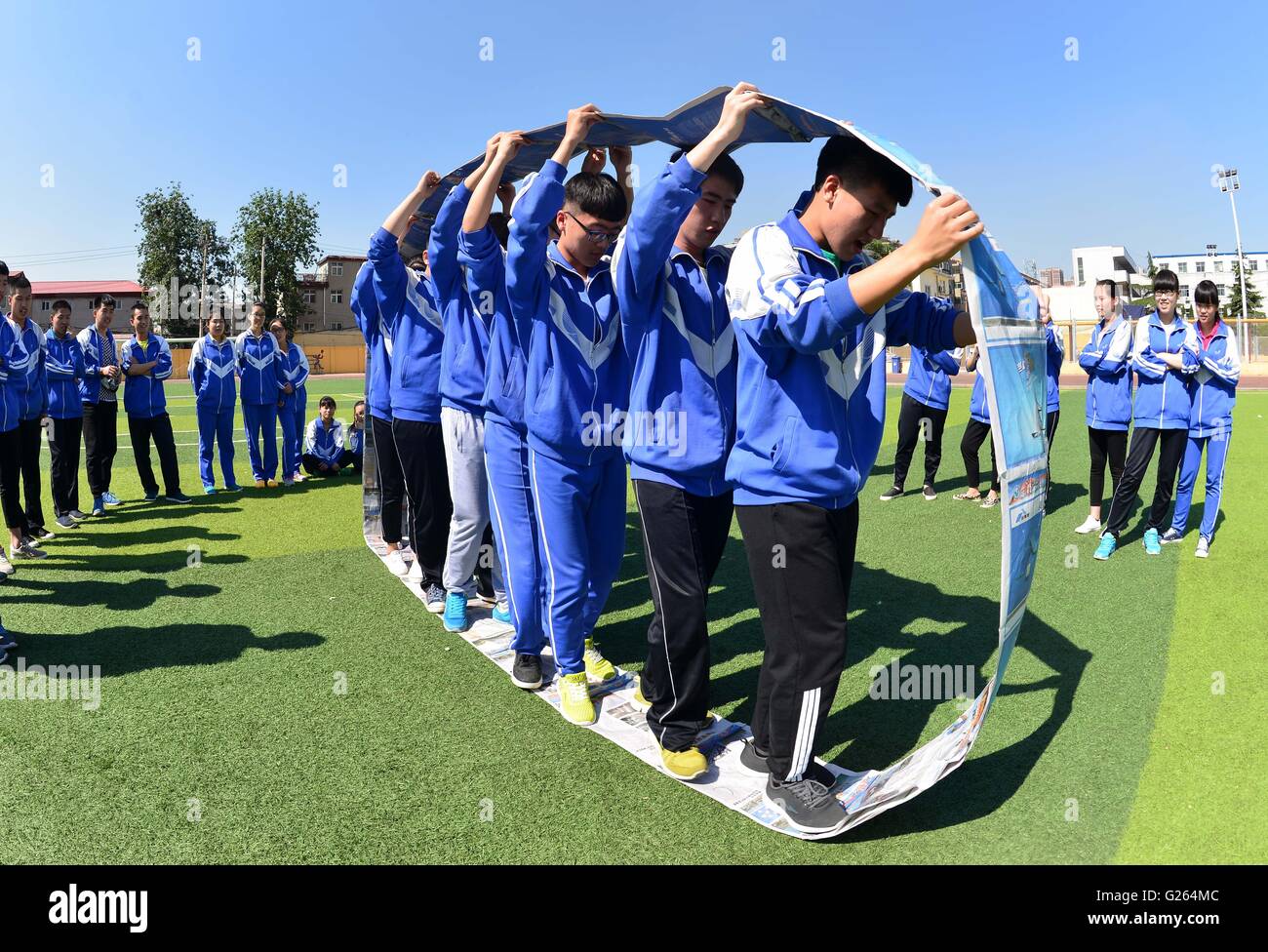 High school students on stage hi-res stock photography and images - Alamy