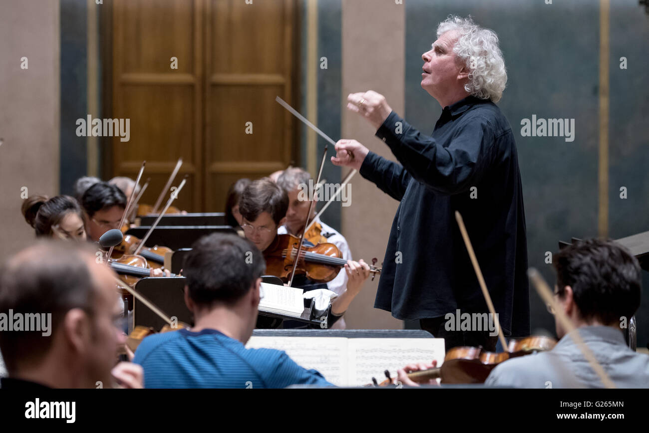 Conductor Simon Rattle conducting the choir and the symphony orchestra ...