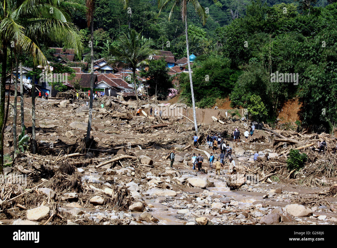 West Java, Indonesia. 24th May, 2016. People cross a dried river to see ...
