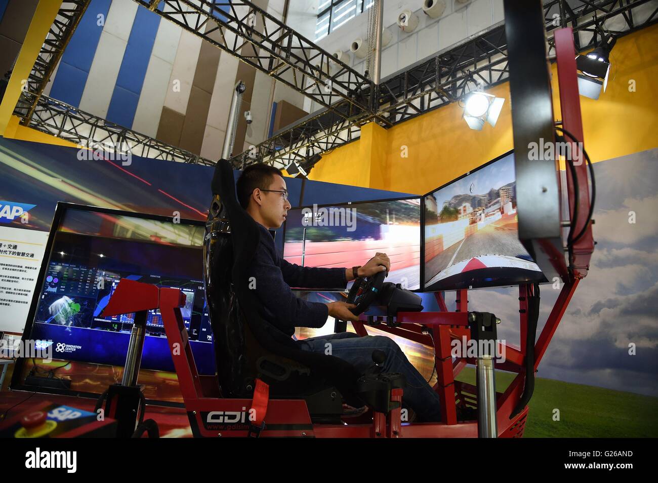 Guizhou, China's Guizhou Province. 25th May, 2016. A visitor tries a 4D ...