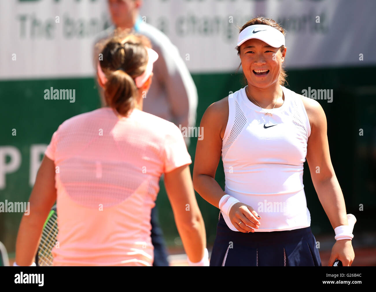 Paris, Paris. 25th May, 2016. Han Xinyun of China and Varvara Lepchenko ...