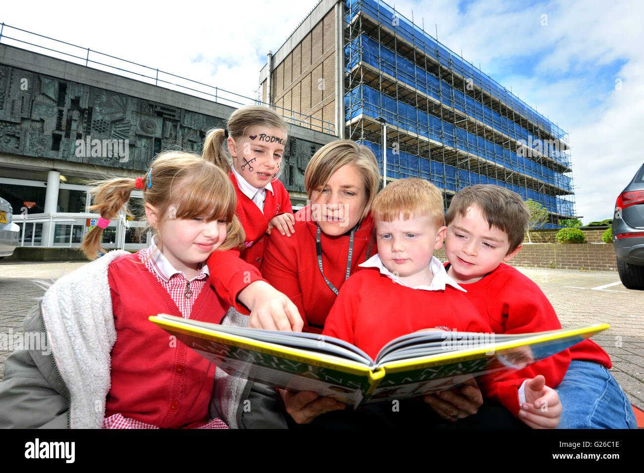 Lewes, UK. 25 May 2016. Teachers and children from Rodmell CE school ...