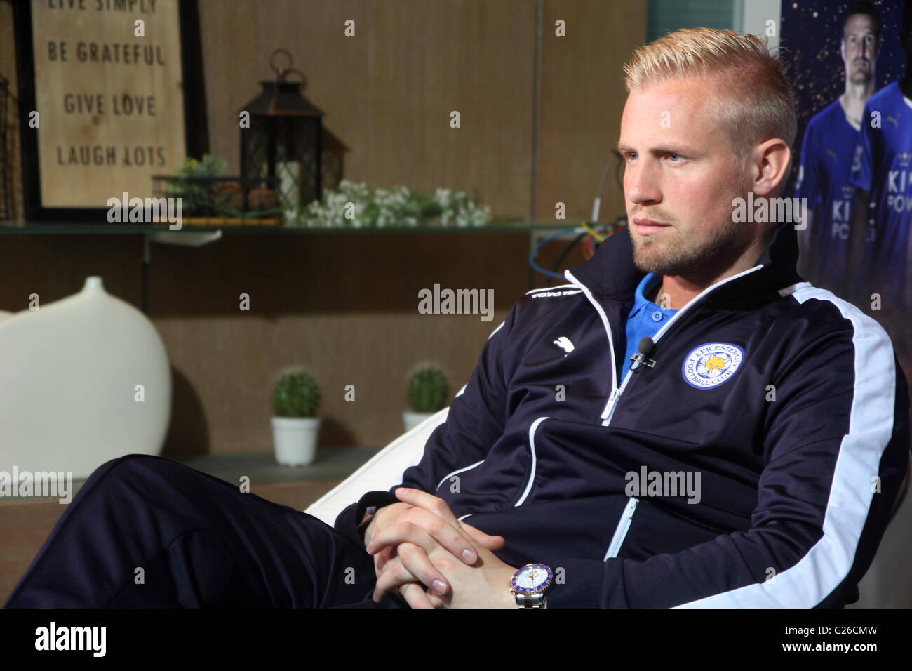 Kasper schmeichel 2016 premier trophy hi-res stock photography and ...
