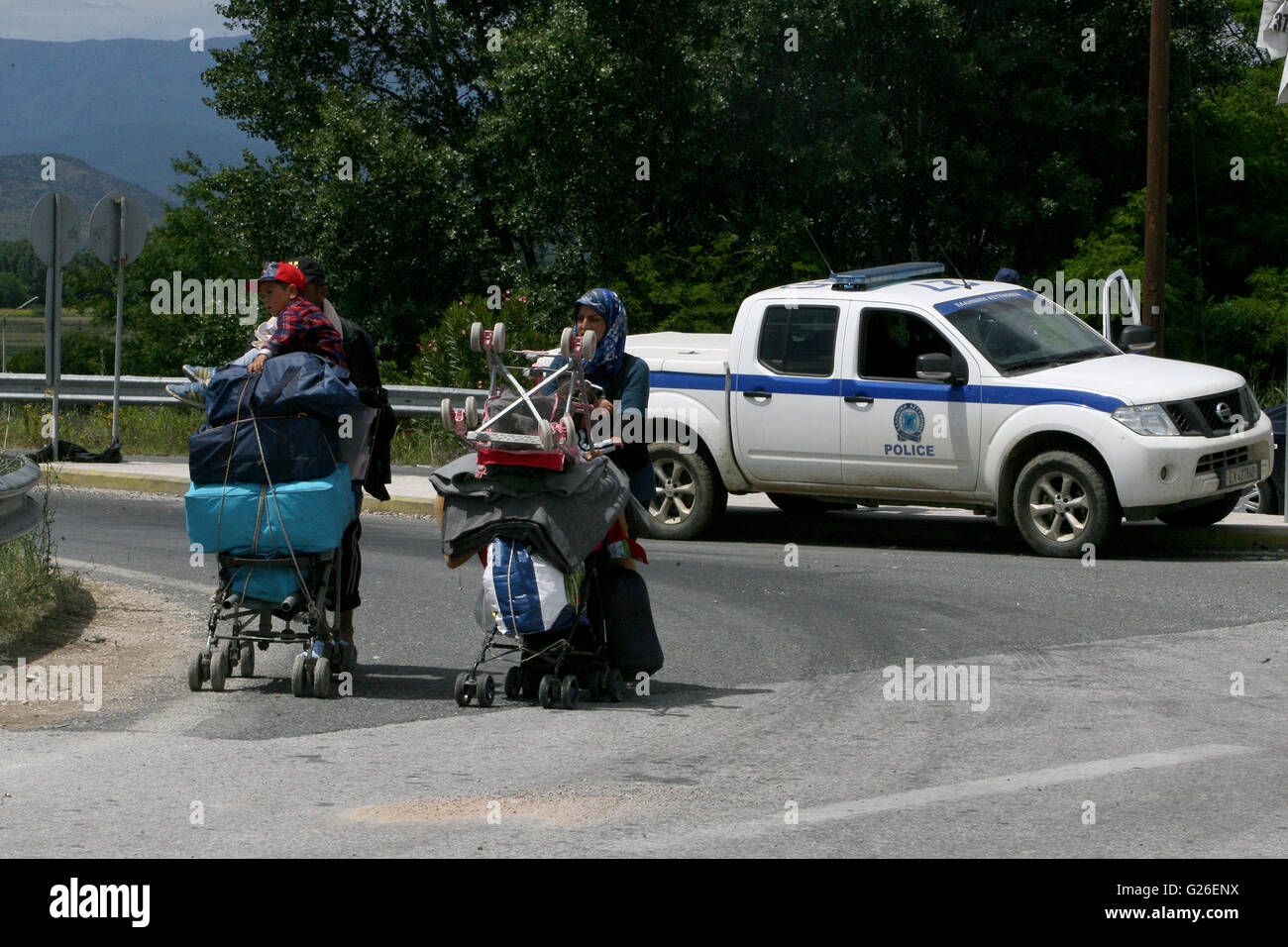 (160525) -- IDOMENI(GREECE), May 25, 2016 (Xinhua) -- Two refugees push ...