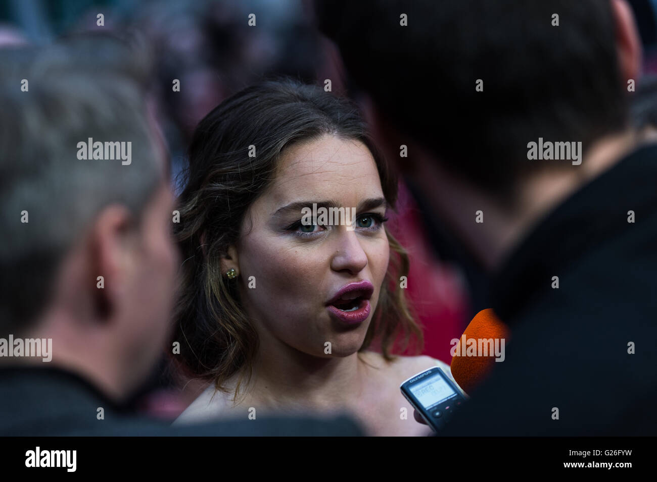 Emilia clarke red carpet hi-res stock photography and images - Alamy
