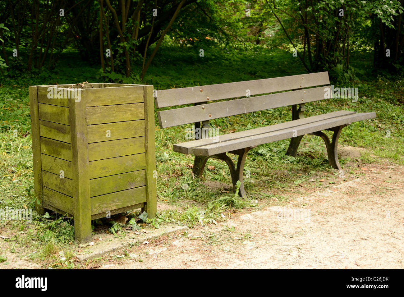 Old dustbin hi-res stock photography and images - Alamy
