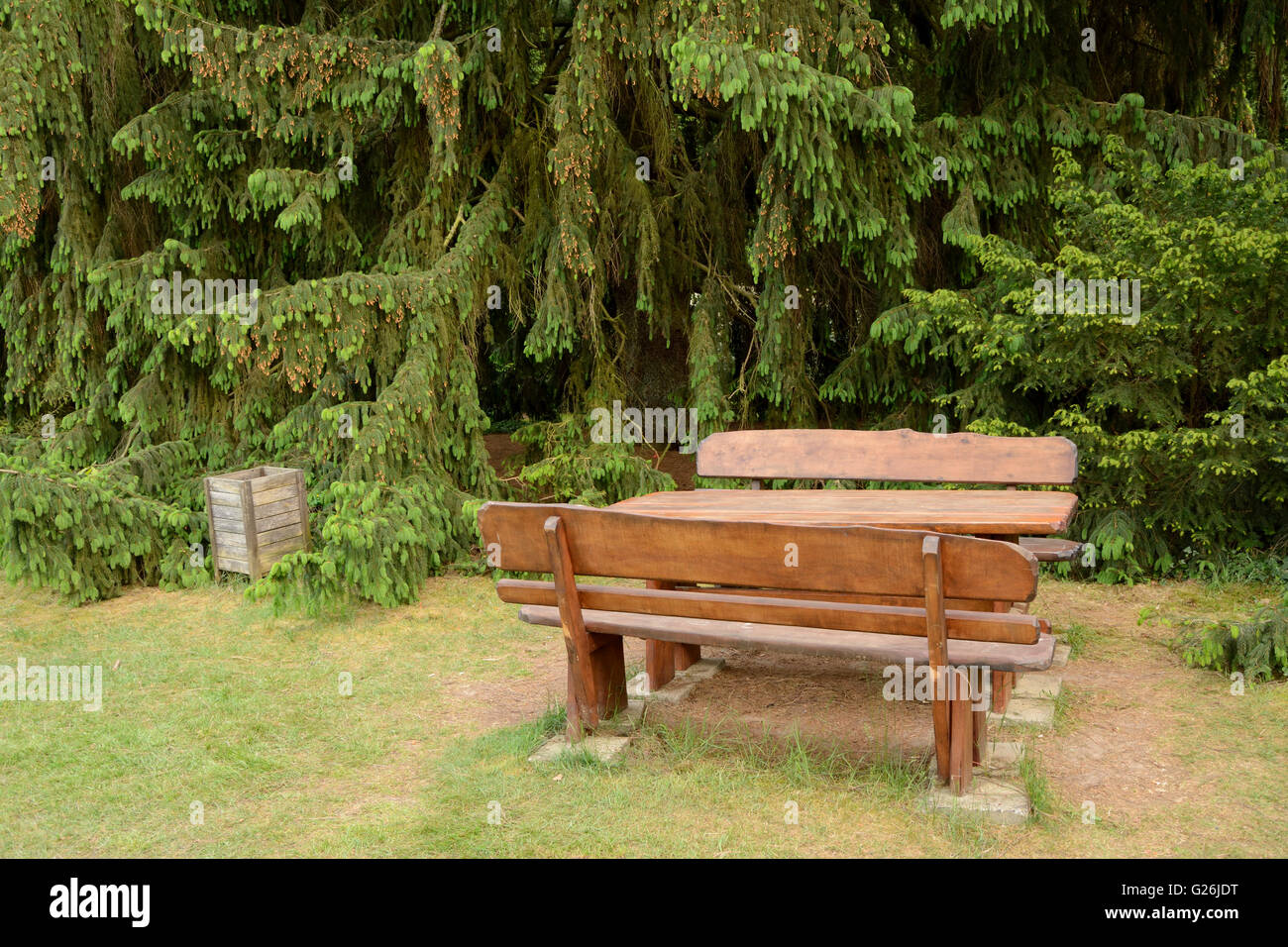 Bench dustbin hi-res stock photography and images - Alamy