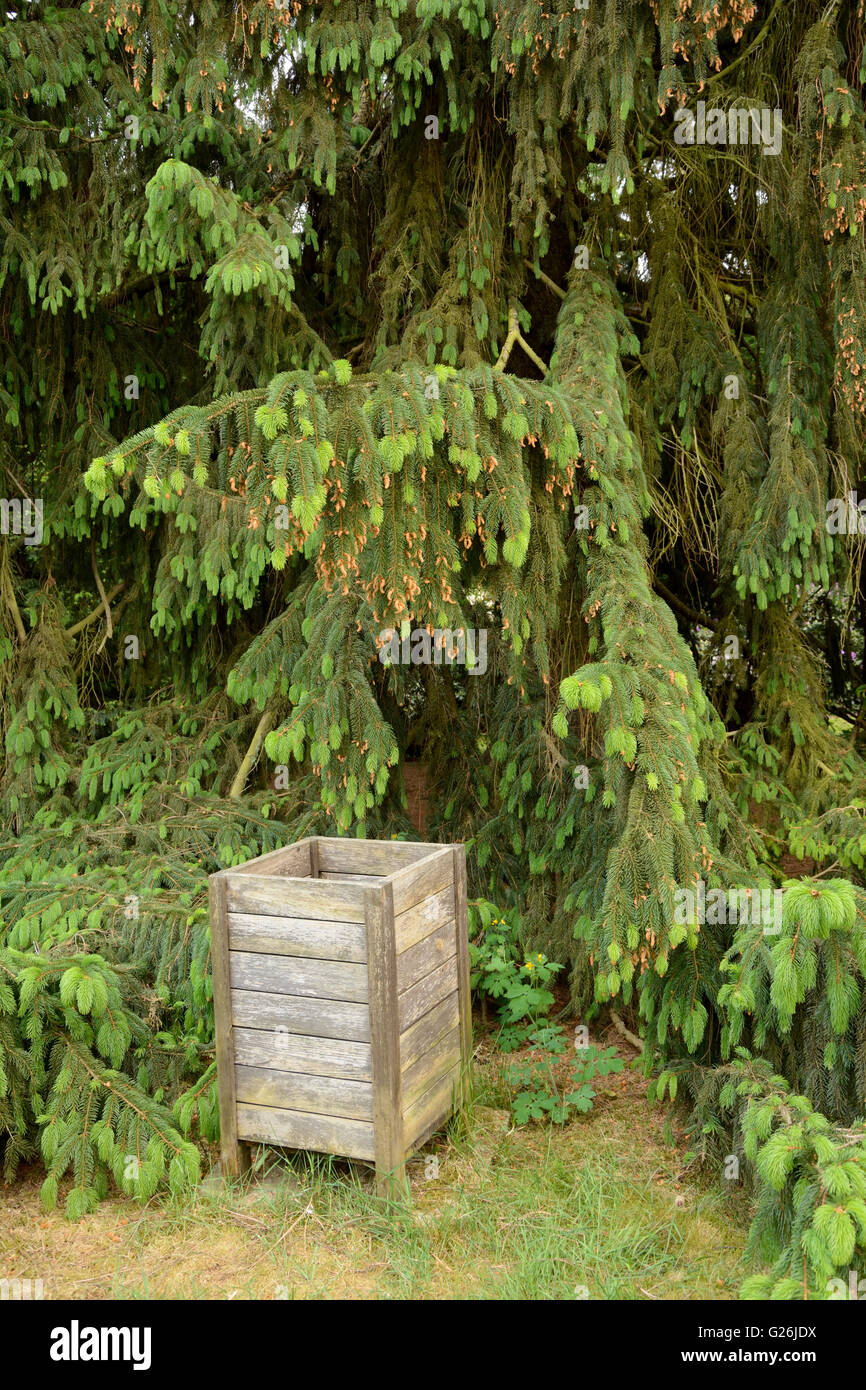 Old dustbin hi-res stock photography and images - Alamy