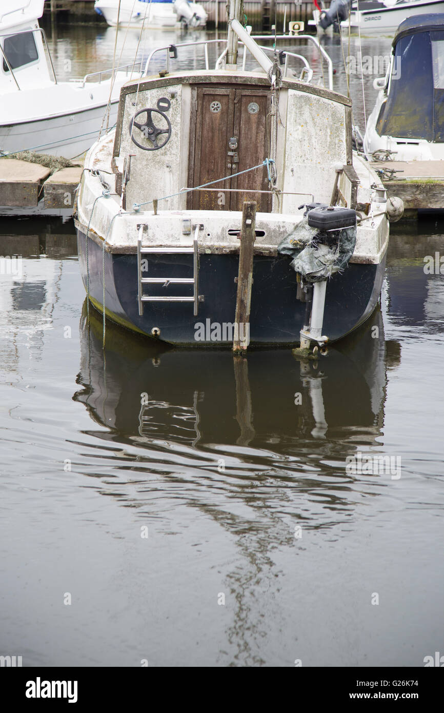 Boat sailing river hi-res stock photography and images - Alamy