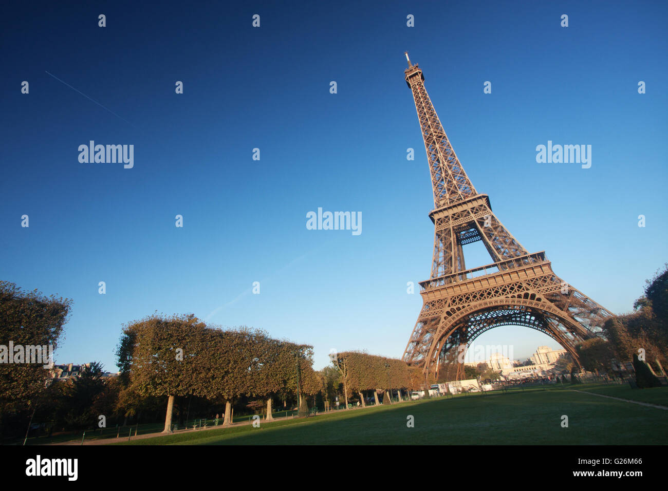 Tour eiffel tower paris blue sky hi-res stock photography and images ...