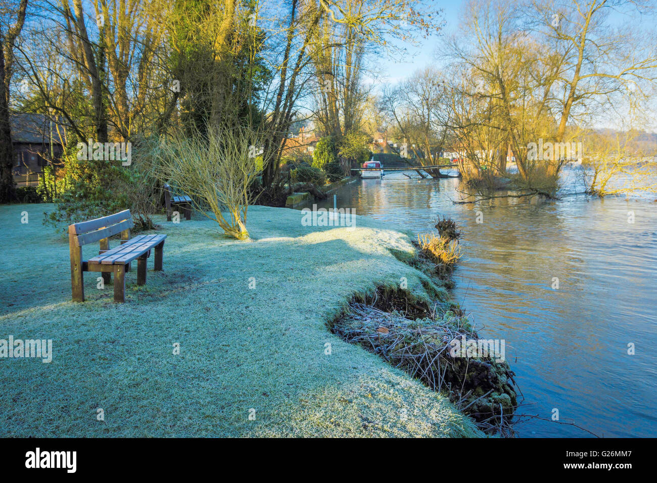 Bench on riverbank hi-res stock photography and images - Alamy