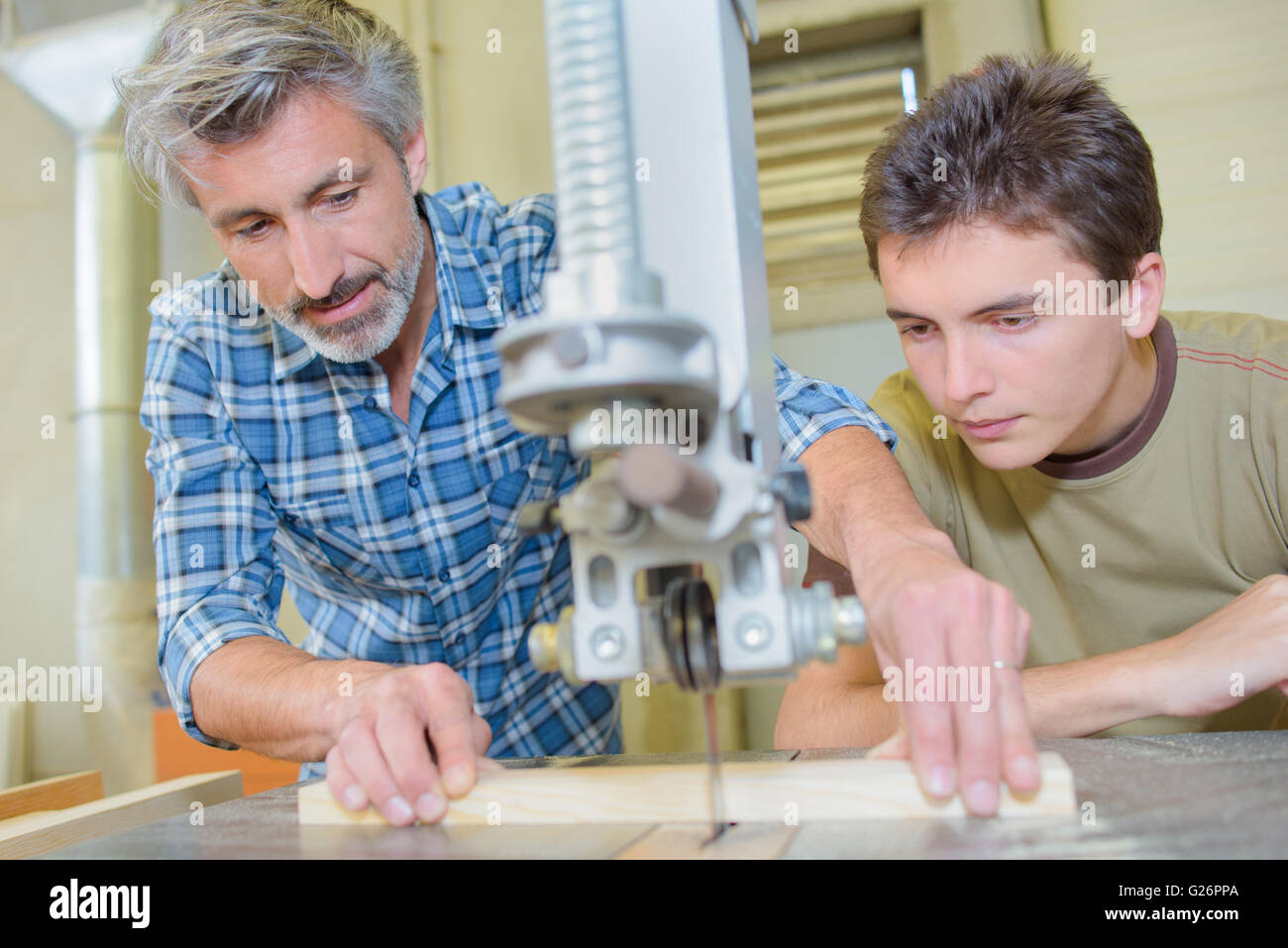 Man young workshop mechanical mechanics hi-res stock photography and ...