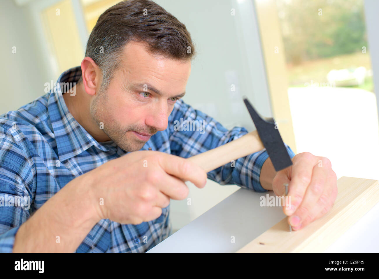 Carpenter using a hammer Stock Photo - Alamy