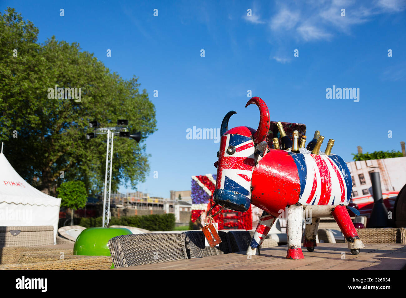 Chelsea Flower Show, London, UK. Bull sculpture decorated in Union Jack ...