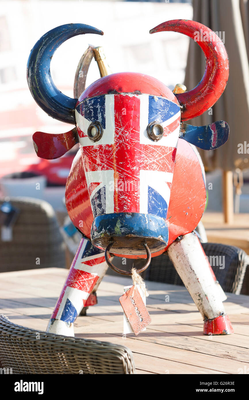Chelsea Flower Show, London, UK. Bull sculpture decorated in Union Jack ...