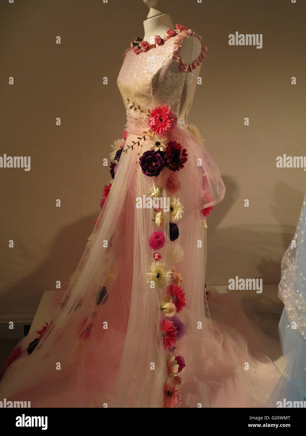 Trailing dress hi-res stock photography and images - Alamy