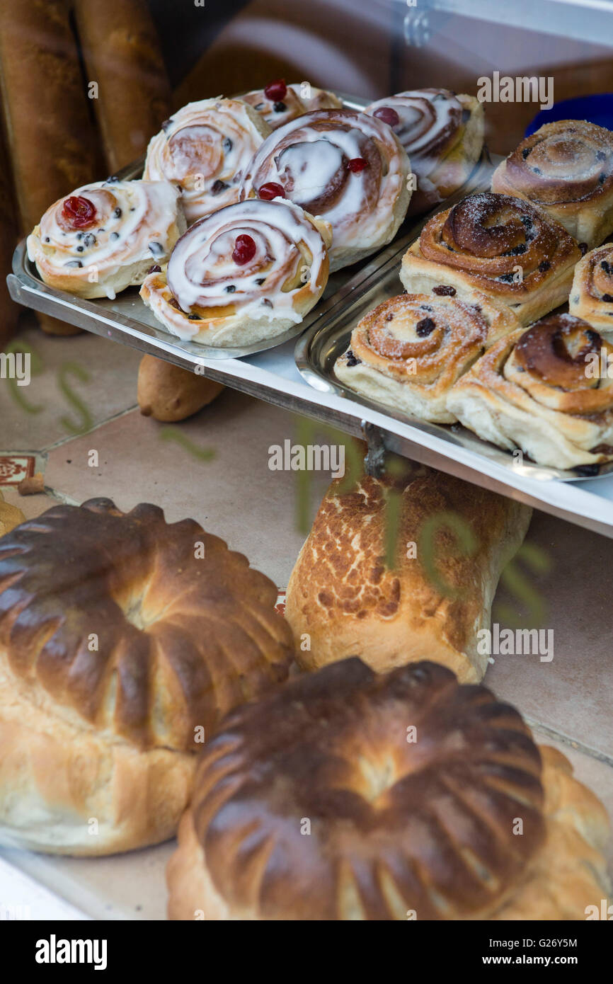 Bakery window bread cake hi-res stock photography and images - Alamy