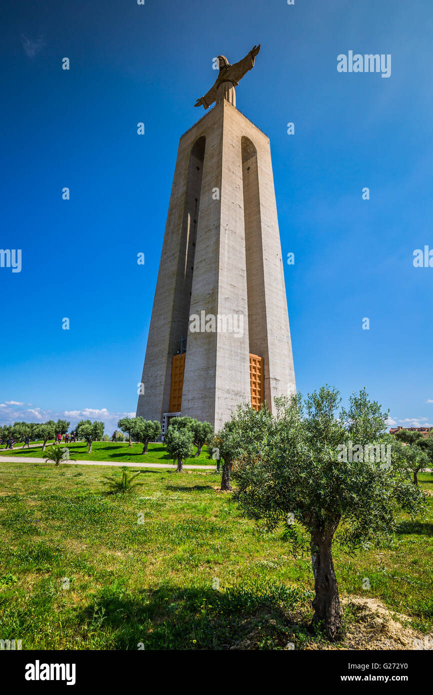 The christ the king statue in lisbon hi-res stock photography and ...
