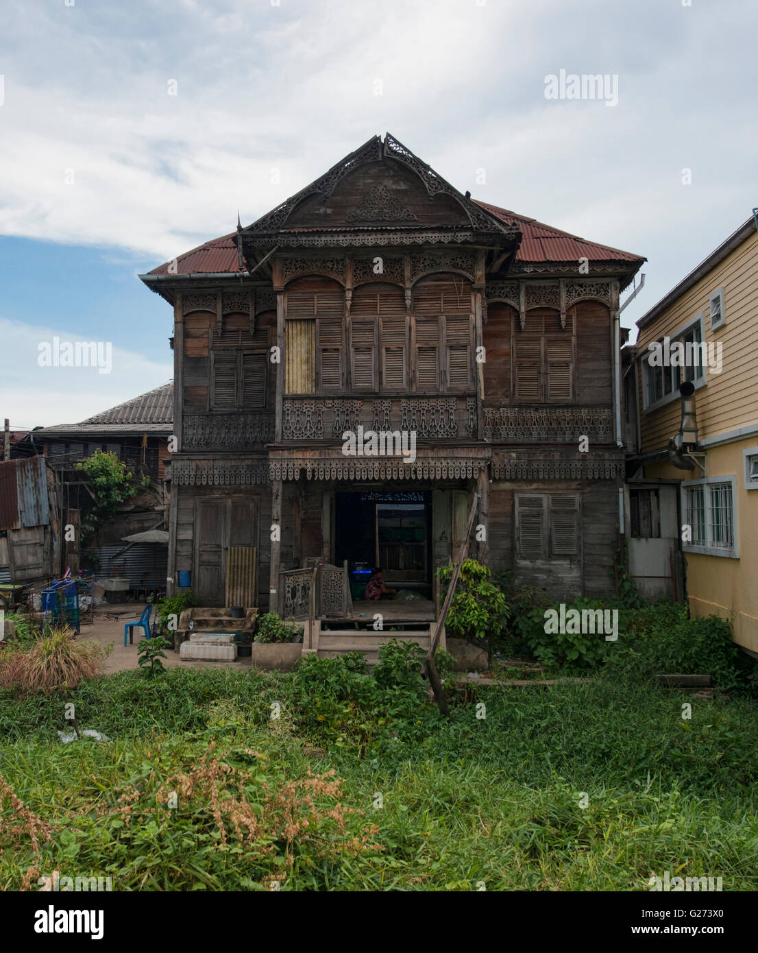 Traditional teak wood house along the canal in Thonburi, Bangkok ...