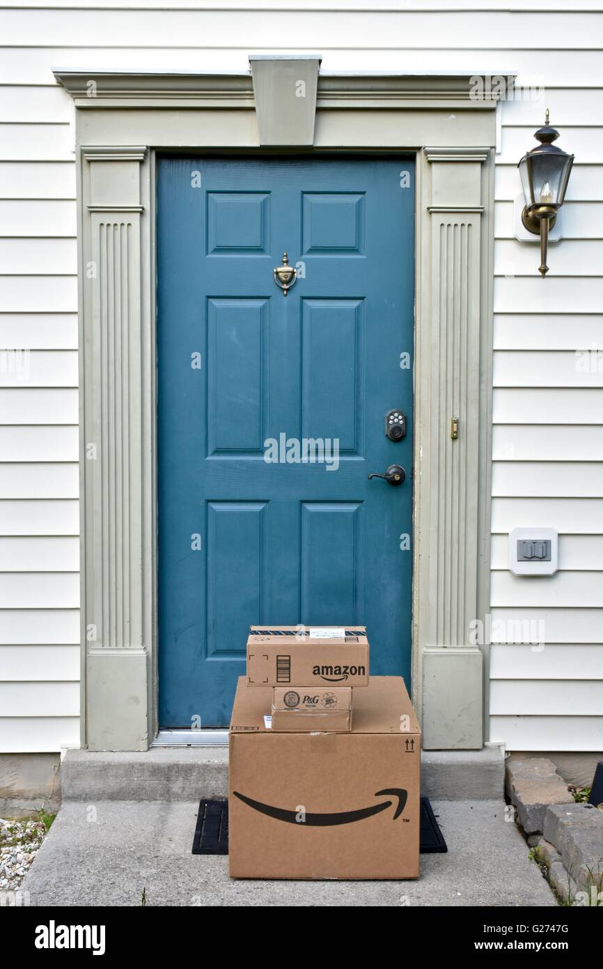 Amazon boxes and doorstep hi-res stock photography and images - Alamy
