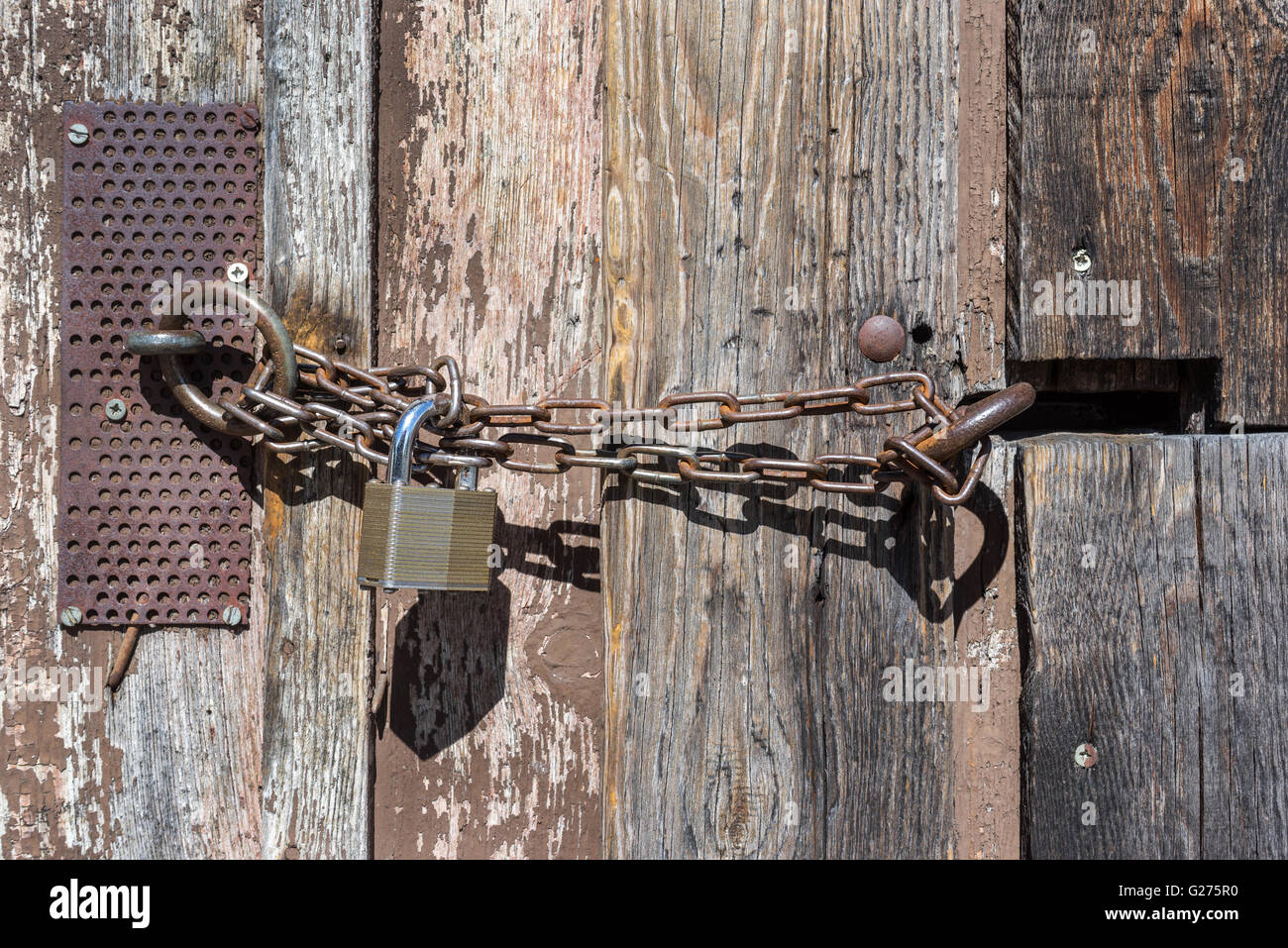 Chain with lock on a barn door Stock Photo - Alamy