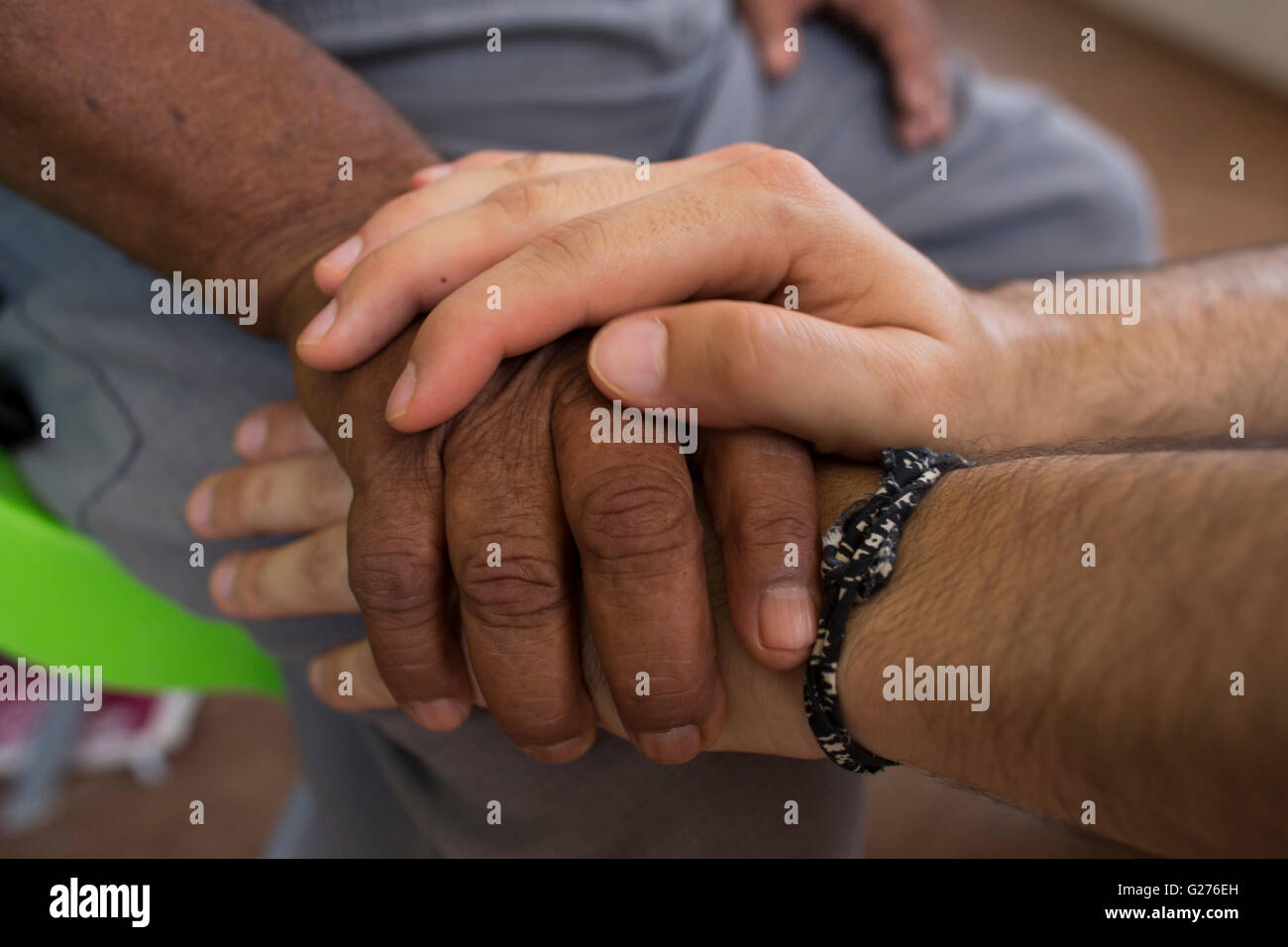 Refugee iraq hands hi-res stock photography and images - Alamy