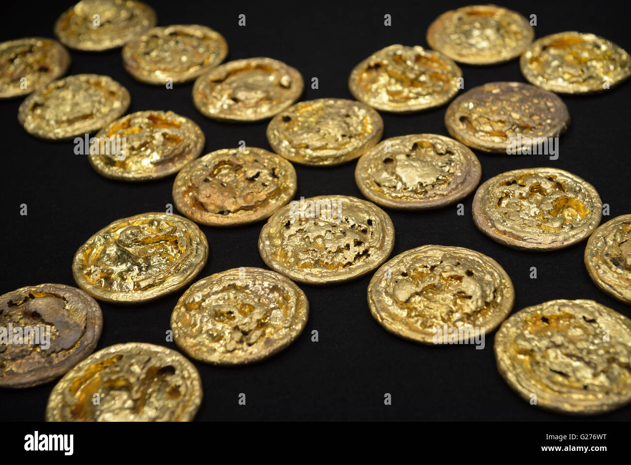 Gold cakes unearthed from the tomb in the Haihunhou (Marquis of Haihun ...