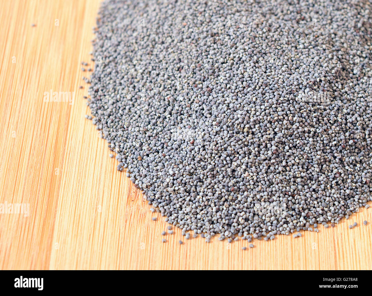 Whole poppy seeds hi-res stock photography and images - Alamy