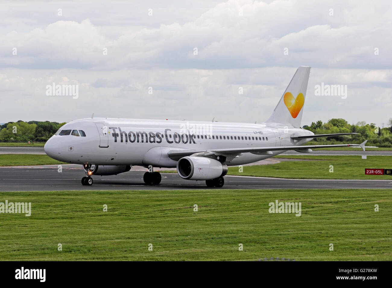 Avion Express Airbus A320-233 airliner in Thomas Cook livery taxiing at ...