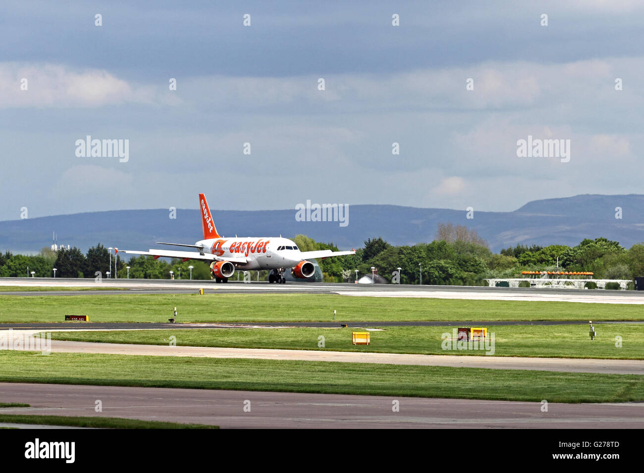 Easyjet Airbus A320-111 airliner landing at Manchester International ...