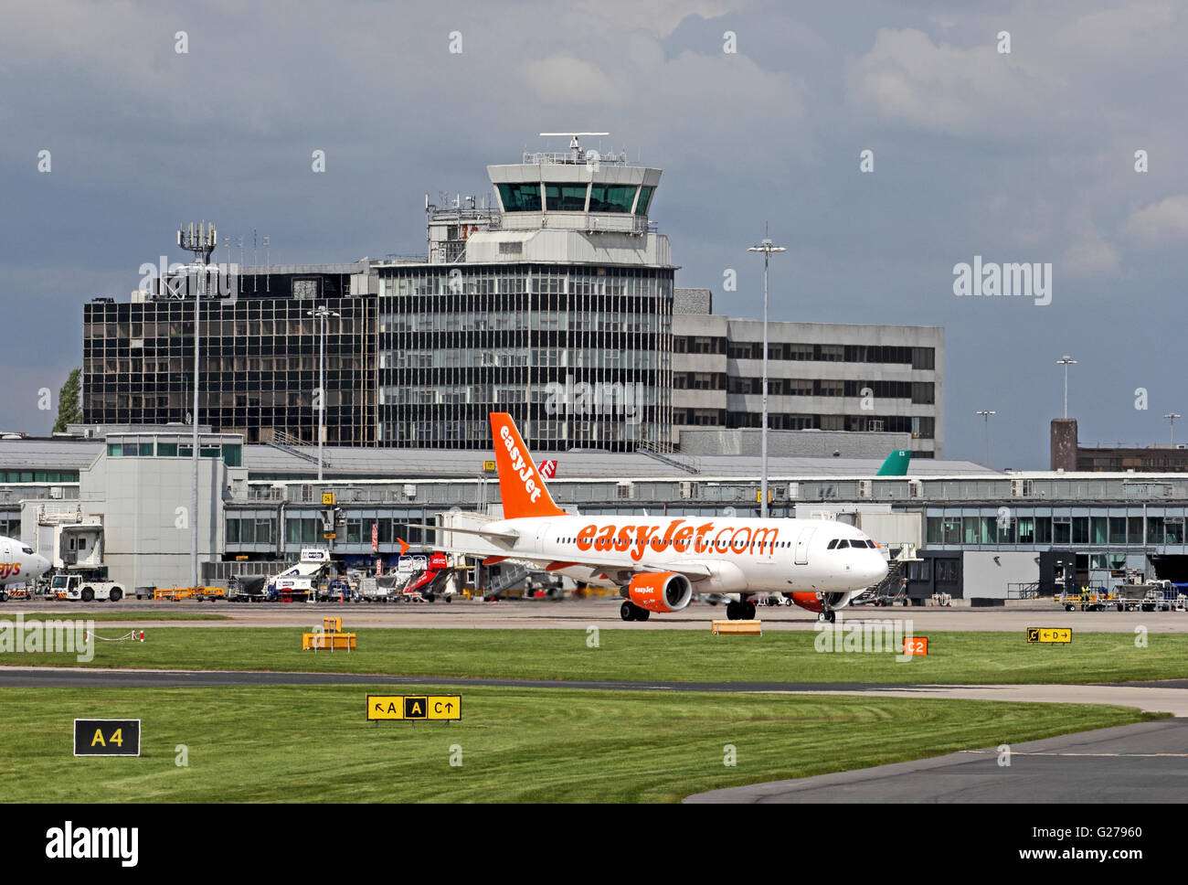 Easyjet Airbus A320-214 airliner leaves terminal at Manchester ...