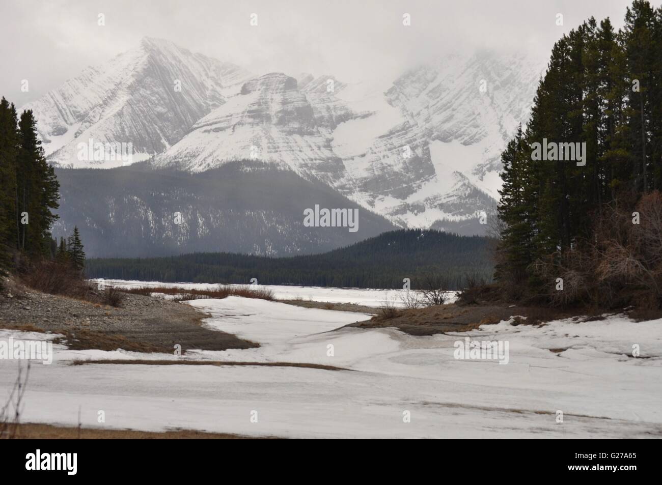 Frozen lake rocky mountains hi-res stock photography and images - Alamy