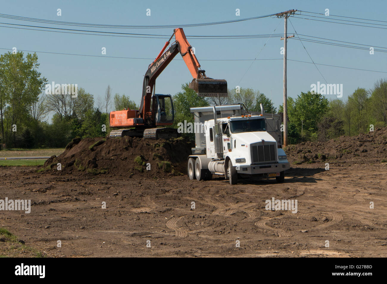 Excavator loading dirt Stock Photo - Alamy