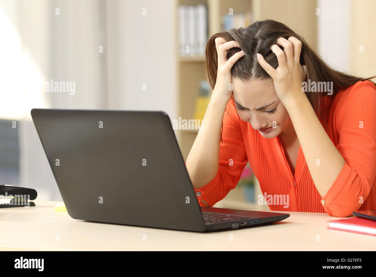 Woman crying computer hi-res stock photography and images - Alamy