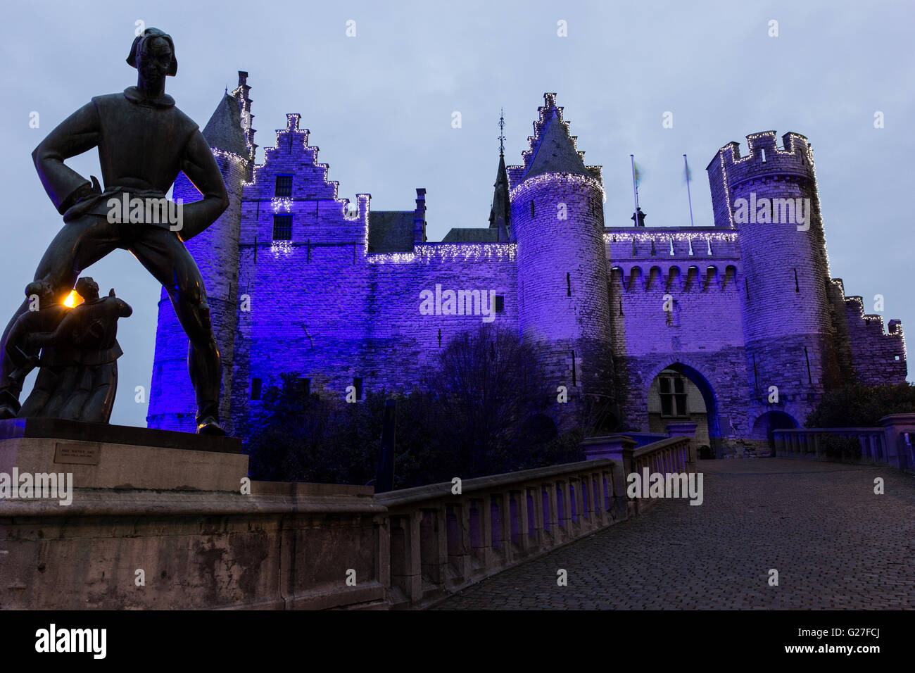 Belgium medieval castle het steen hi-res stock photography and images ...