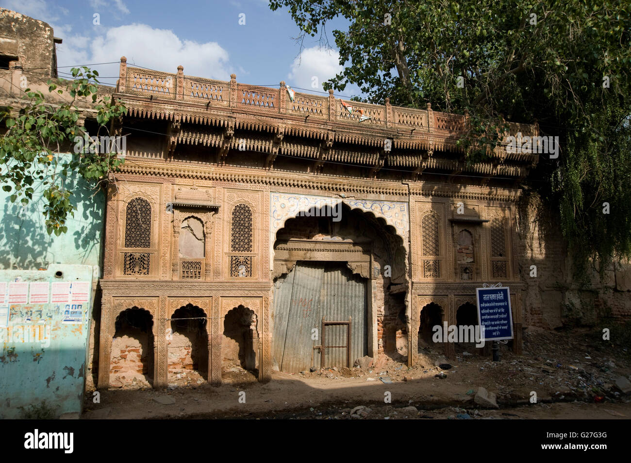 The image of lal pathar havellis was taken in Shekhawati, Rajasthan ...