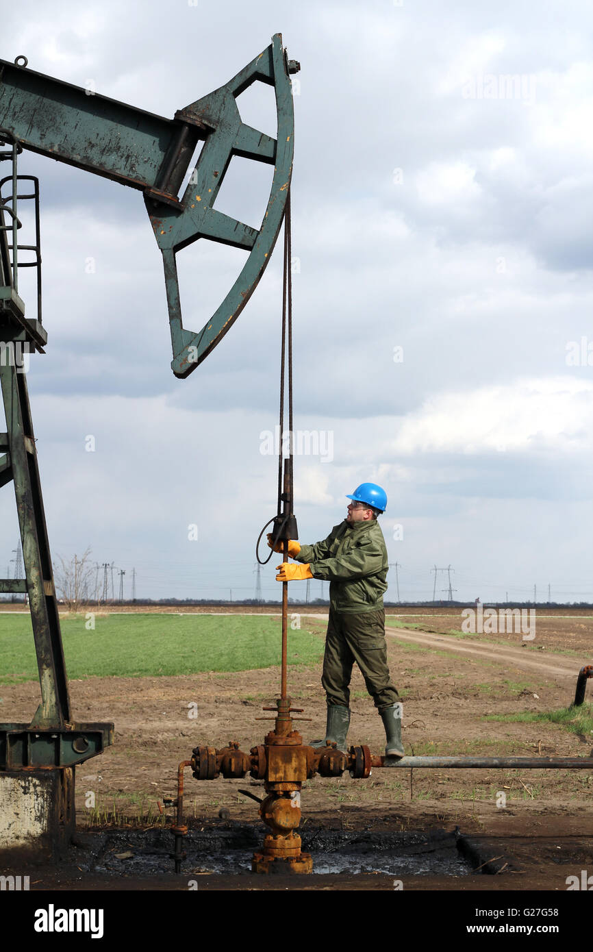 Gas pipeline worker hi-res stock photography and images - Alamy