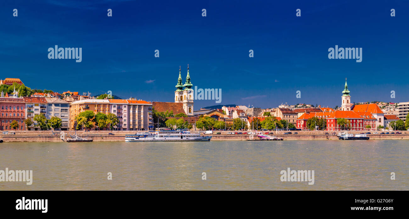 Modern and ancient buildings on the Danube River in Budapest Stock ...
