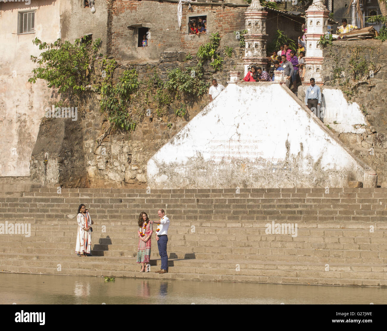 The Duke and Duchess of Cambridge are given a traditional welcome at ...