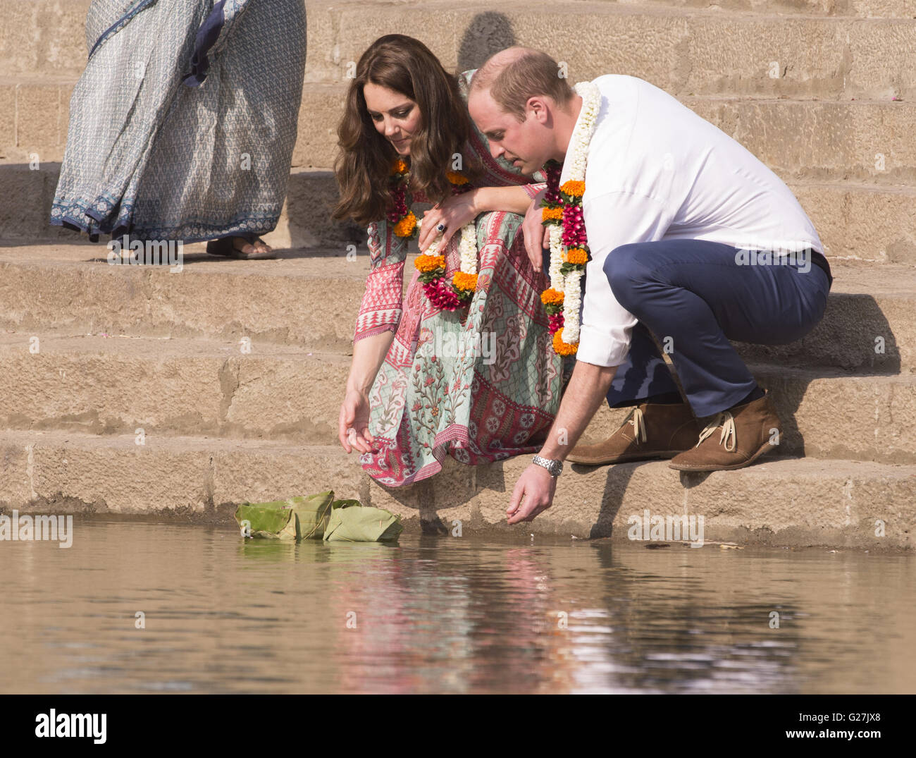 The Duke and Duchess of Cambridge are given a traditional welcome at ...