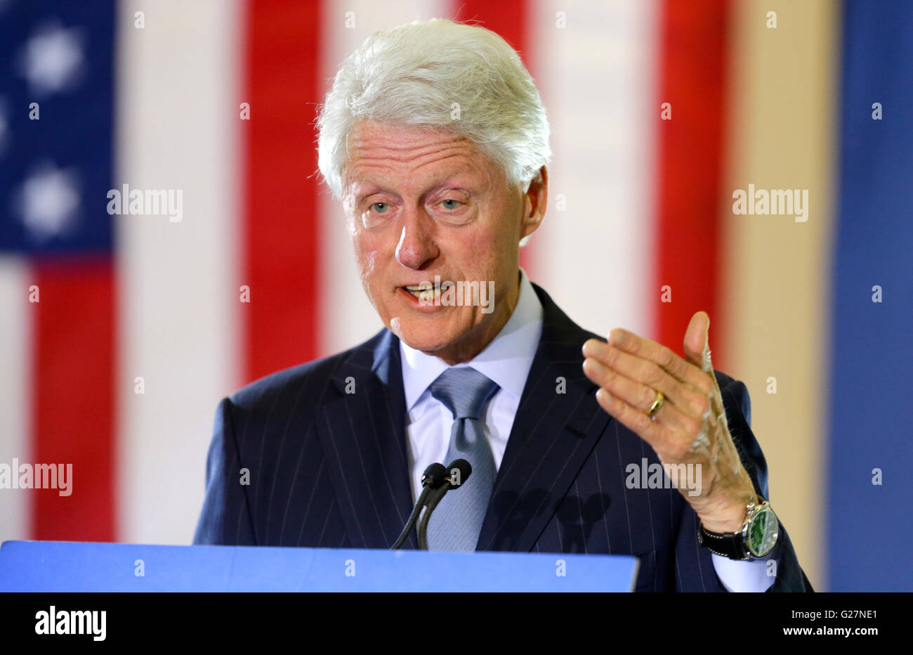 Former U.S. President Bill Clinton campaigns for Hillary Clinton at ...