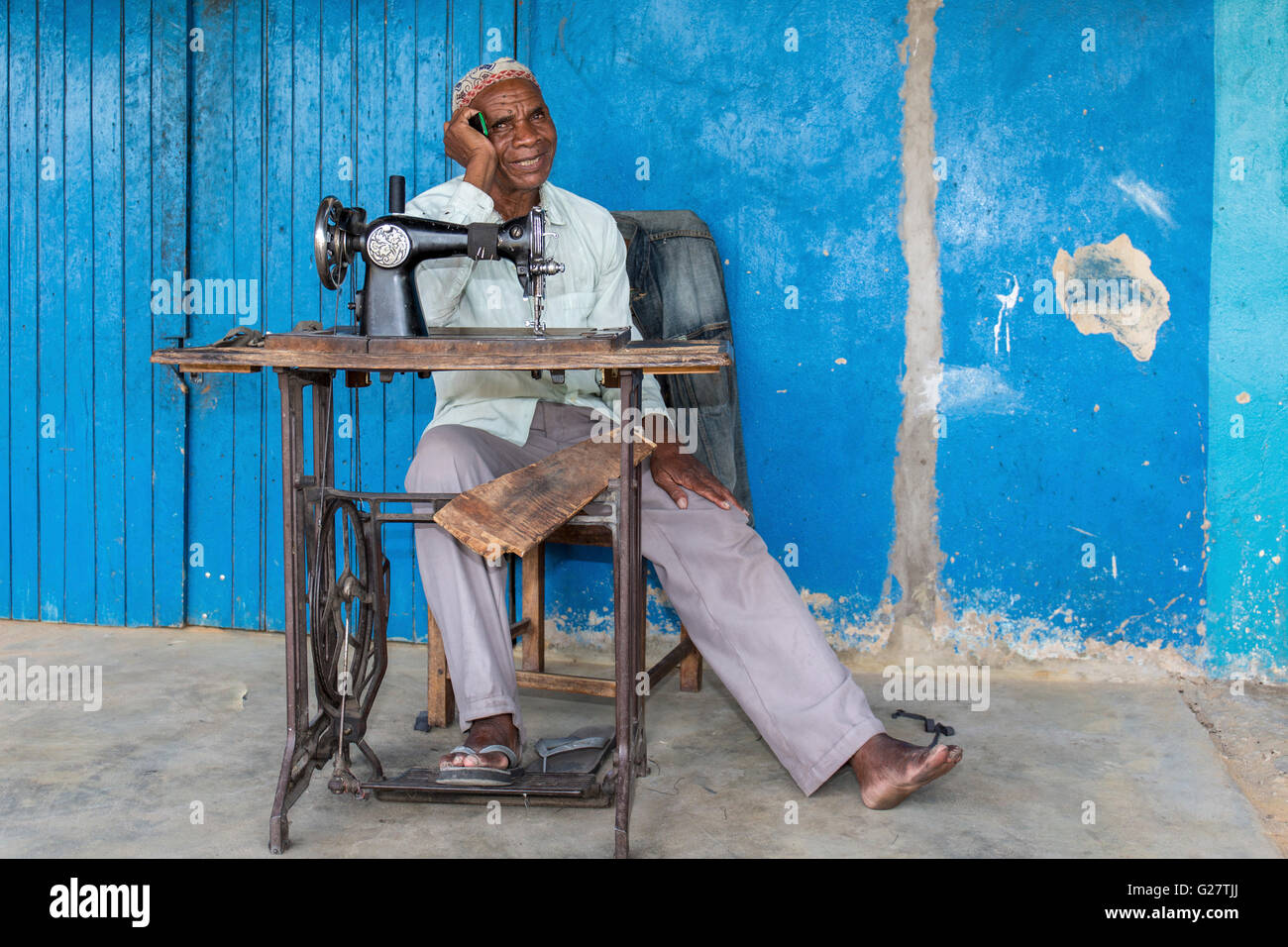 Old fashioned tailor shop hi-res stock photography and images - Alamy