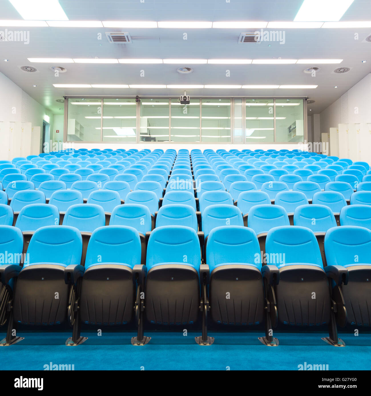 Empty conference hall Stock Photo - Alamy
