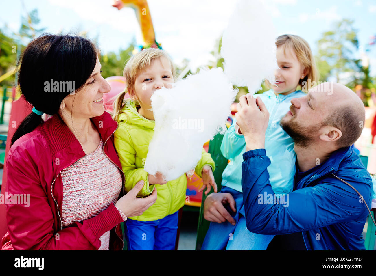 Carefree family hi-res stock photography and images - Alamy
